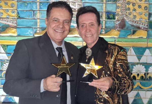 O jornalista Oscar Muller recebe o Prêmio Melhores do Ano no Theatro ...